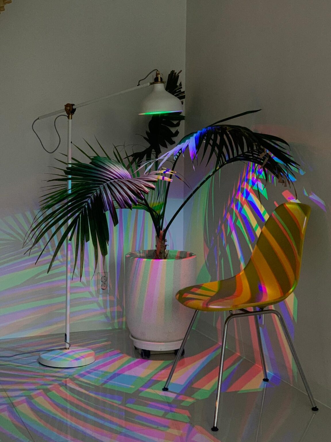 CMYK Bulb 2 - coloured shadows